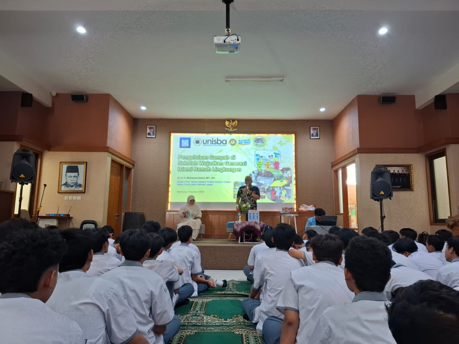Dosen Teknik Industri Unisba Beri Edukasi di SMA PGII 1 Bandung